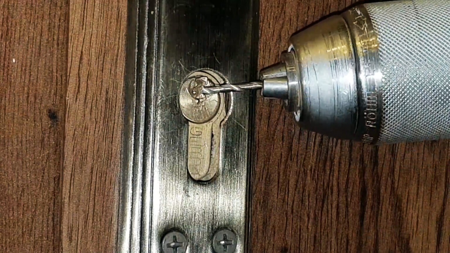 Comment changer un barillet de porte sans clé : Étapes et astuces d ...